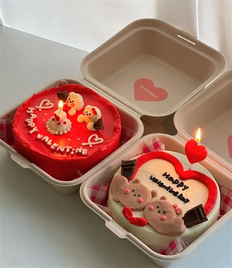 슈슈팝 발렌타인케이크 디자인 샘플 입니당🐻🍫 근데 왜이렇게 어둡죠 프로필고정 상세컷 봐주세요♥️ 깨알 초콜릿 들고 있는 곰돌이들 귀엽지않나용ㅎㅎ 맛은 초코시트