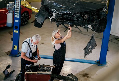 자동차 수리점에서 함께 일하는 두 명의 정비사 남성과 여성 일함에 대한 스톡 사진 및 기타 이미지 일함 후드 노인 Istock