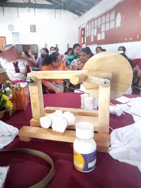 Gossip Lanka ගොසිප් ලංකා 😃ඔබත් නිවසට වී නිකරුනේ කාලය ගත කරන කෙනෙක්ද 😥ලැබෙන පඩිය වියදමටත්