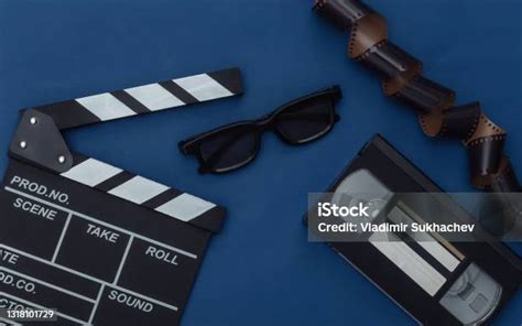 영화 테이프 Vhs 클래식 블루 배경에 3d 안경 영화 클래퍼 보드 영화 제작 영화 제작 엔터테인먼트 산업 색상 2020 위쪽 보기 0명에 대한 스톡 사진 및 기타 이미지