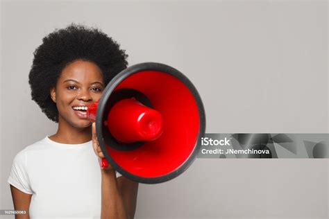 빨간 확성기를 가진 예쁜 미소 짓는 흑인 여성 리더십 관심 광고 방송 및 사운드 개념 25 29세에 대한 스톡 사진 및 기타 이미지 Istock