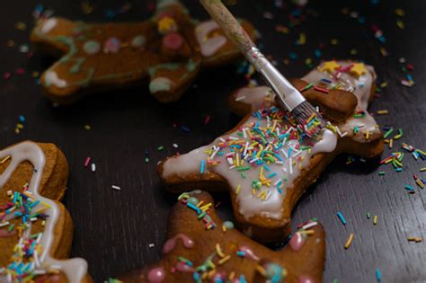 크리스마스의 베이커리 친구 갓 장식 위에서 볼 장식 및 제과 매스 틱 나무와 진저 쿠키를 구운 축제 음식 요리 크리스마스와 새