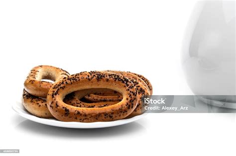 접시에 양 귀 비 씨 배 하 글 전체 빵 달콤한 빵입니다 절연 0명에 대한 스톡 사진 및 기타 이미지 0명 가득 찬 건강한 생활방식 Istock