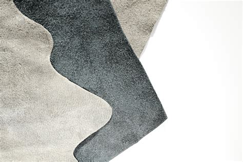 흰색 배경에 고립 된 회색 정품 가죽입니다 회색 음영의 정품 가죽의 조각입니다 가죽에 대한 스톡 사진 및 기타 이미지 가죽 가죽 공예 개체 그룹 Istock