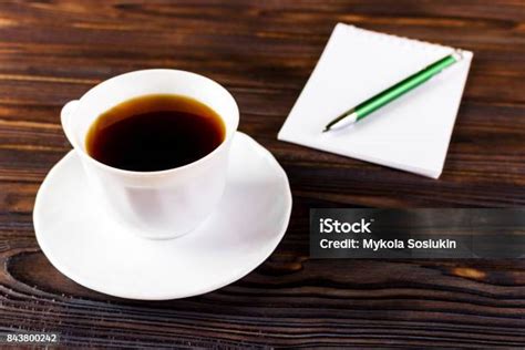 나무 테이블에 뜨거운 커피와 흰색 스케치도 서의 흰색 컵 0명에 대한 스톡 사진 및 기타 이미지 0명 가까운 공란 Istock