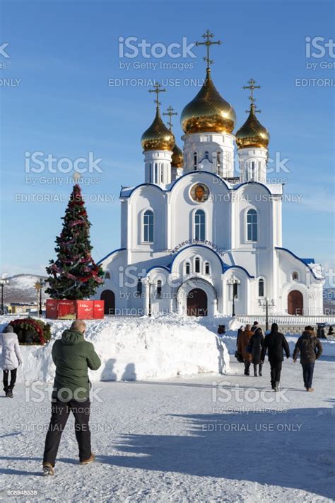 크리스마스 이브에 교구 도보 거룩한 삼위일체 정통 대성당의 페트로 파블로프 스크 캄차카 교구의 러시아 정교회 거리에 대한 스톡 사진 및 기타 이미지 Istock
