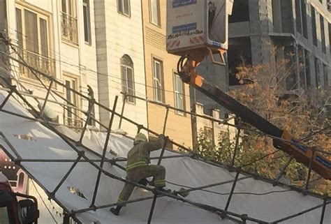 داربست‌های مراسم دهه فجر ریخت مسیر بی آرتی مسدود شد