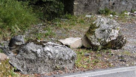 Scarica Di Sassi A Roncaiolo Pericolo Sulla Strada Per I Resinelli