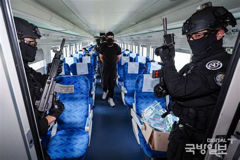 국방사진연구소 울긋불긋 단풍으로 물든 강원도 홍천의 매봉산훈련장에서 육군11기계화보병사단 사자여단 예하 충무대대의 K21