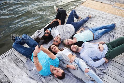 부두에서 마을 하 고 행복 한 아름 다운 젊은 사람들의 그룹 쾌락의 개념와 소녀와 소년의 가장 친한 친구 감정적인 생활을 만듭니다 가장자리에 대한 스톡 사진 및 기타 이미지