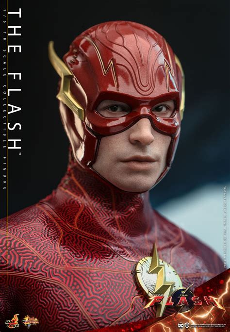 Hot Toys Enters The Speed Force With New 1 6 The Flash Figure