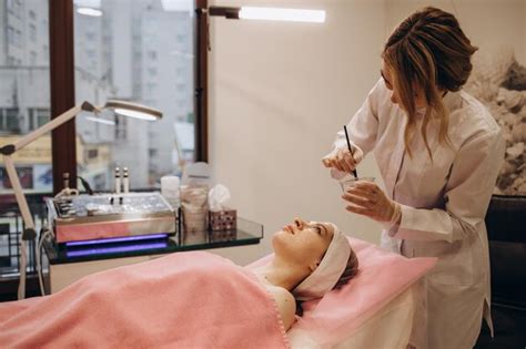 Aplicación de máscara facial de spa aplicación de máscara facial orgánica de belleza de spa en