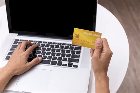 신용 카드를 들고 노트북 컴퓨터를 사용하는 젊은 여성 집에서 일하는 여성들 온라인 쇼핑 전자 상거래 인터넷 뱅킹 돈을 지출 홈 컨셉에서 작업 기술 쇼핑 온라인 개념 개념에