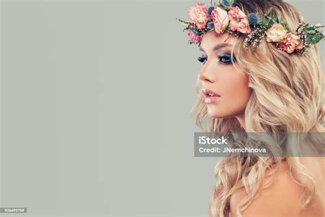 머리와 곱슬 머리 스타일링에 꽃으로 완벽 한 젊은 모델 여름 여자 꽃의 아름다움 건강관리와 의술에 대한 스톡 사진 및 기타 이미지 건강관리와 의술 곱슬 머리 귀여운