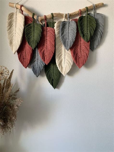Настенное панно макраме с перьями