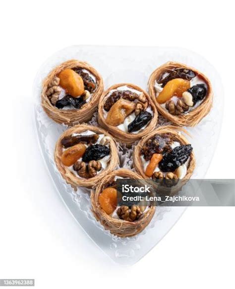 견과류와 흰으로 분리 된 말린 가당 과일을 곁들인 전통 아랍및 터키과자 과자 디저트 카다리프 갈기갈기 찢어진에 대한 스톡 사진 및 기타 이미지 Istock