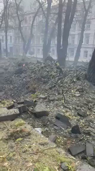 Ilya Varlamov On Twitter Последствия одного из прилетов в Киеве — в парке имени Тараса