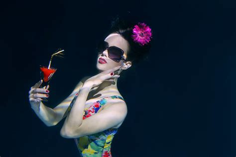 화려한 세련된 수영복과 선글라스와 핑크 거베라를 입은 아름다운 여성이 수영장에서 수중 손에 칵테일을 들고 머리에 있습니다 선글라스에 대한 스톡 사진 및 기타 이미지 Istock