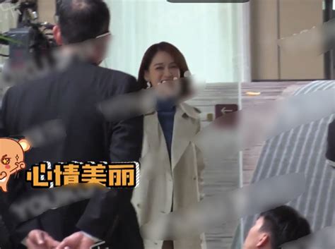 陈乔恩拍戏艾伦探班 获男友搂肩膀小鸟依人