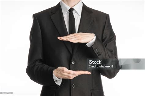 사업가 주제 검은 양복과 넥타이 두 개를 들고 있는 사람은 그 앞 손과 스튜디오에 흰색 절연 배경 크기를 보여줍니다 가리키기에