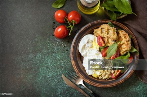 케토 다이어트 맛있는 아침 식사 또는 브런치호박 비건 와플 데친 계란 노아 및 돌 테이블 위에 신선한 야채 샐러드 위에서 본 모습 공간을 복사합니다 0명에 대한 스톡 사진