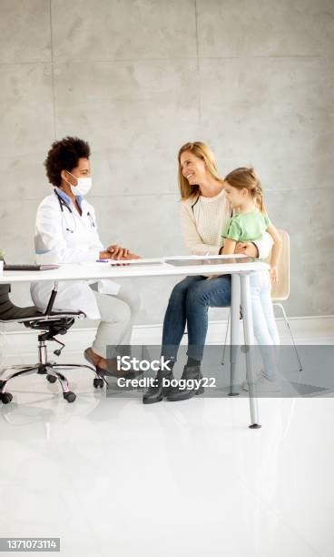 소아과 검사에서 그녀의 어머니와 귀여운 어린 소녀 35 39세에 대한 스톡 사진 및 기타 이미지 35 39세 4 5세 40 44세 Istock