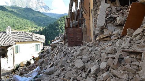 Спасиха 2 деца от руините след труса в Италия обновена галерия Новини бг
