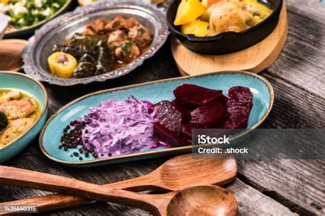 이드 무바라크 전통 라마단 이프타르 저녁 식사 나무 파란색 배경에 정통 소박한 요리에 맛있는 음식을 모았습니다 터키 보스니아 음식 고기 케밥 피타 사르마 클레페 소간 돌마