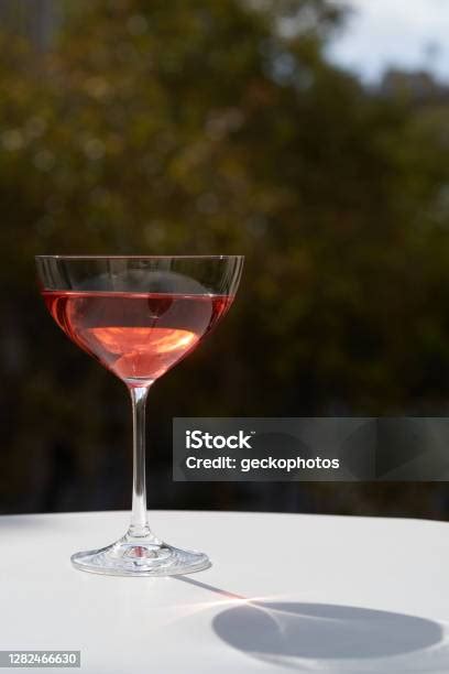 Koktail Merah Dalam Gelas Martini Dengan Ceri Koktail Alkohol Eksotis