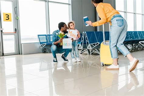 행복 한 아프리카계 미국인 아버지와 딸은 공항에서 짐을 가진 어머니와 아내를 모임 딸에 대한 스톡 사진 및 기타 이미지 딸 어머니 3 명 Istock