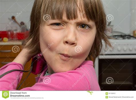 Belle Petite Jeune Fille Faisant Un Visage Photo Stock Image Du Ethnicit An Antissement