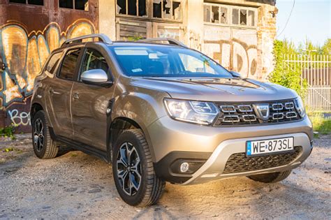 바르샤바 폴란드 4 월 2018 프레 젠 테이 션 후 산업 인테리어 오래 된에서 새로운 Suv 다키아 살포 기의 역을 포기 하는 것 0명에 대한 스톡 사진 및 기타 이미지