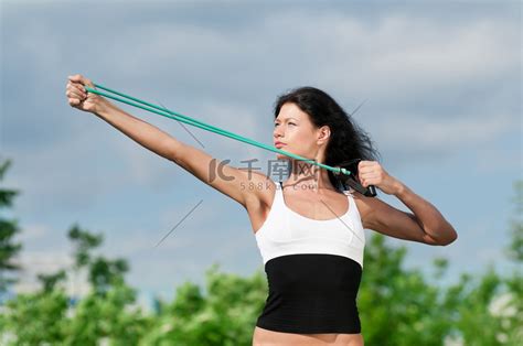 做伸展运动的女人高清摄影大图 千库网