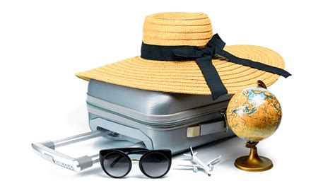 안녕하세요 여름 여성 액세서리 여행자 여행가방 밀짚 모자 선글라스 텍스트 가 비어 있는 흰색 배경에 고립된 글로브 복사 공간이