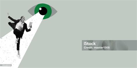 현대 미술 콜라주 젊은 여성 사무원 춤 녹색 배경에 고립 된 그녀를 따라 큰 녹색 눈 아래에서 태블릿을보고 합성사진에 대한 스톡 사진 및 기타 이미지 Istock