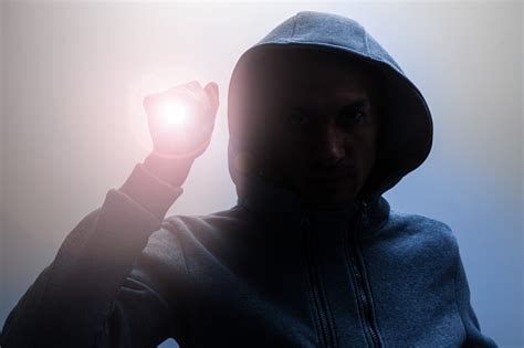 강도와 강도 총과 횃불을 들고 집에 침입 손에 검은 배경에 닫기 개념에 대한 스톡 사진 및 기타 이미지 개념 녹색 데이터 Istock