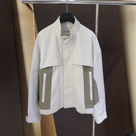 시스템옴므 현대시티아울렛 동대문점 컬러 블록 플랩 모크넥 점퍼 서로 대비되는 컬러를 블록한 디자인으로 시스템 옴므만의 스타일리시한 매력을 선보이는 점퍼입니다 목을