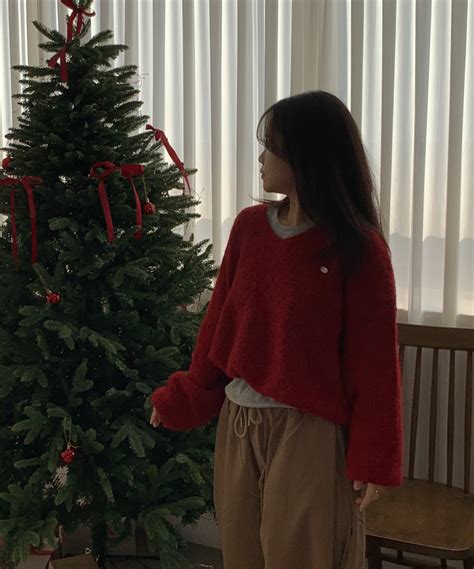 뱃지 포인트 드롭 브이넥 세미크롭 니트 에이블리