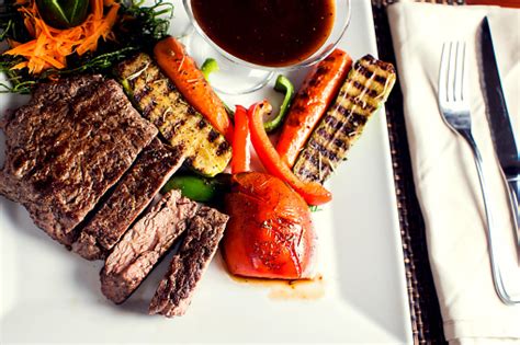 구운된 야채와 쇠고기 스테이크 흰색 접시에 제공 됩니다 음식 개념 고기에 대한 스톡 사진 및 기타 이미지 고기 구이 굽기 Istock