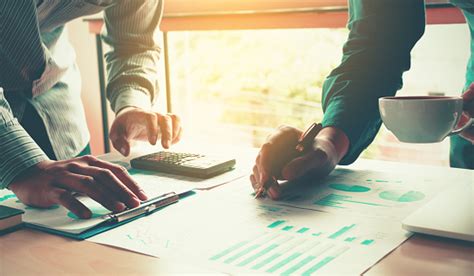 두 직업 성인 아시아 젊은이 재무 분석 및 나무 책상에 요약 보고서에 대 한 작업을 하 고 아침에 사업 시간 개념에 대한 스톡 사진 및 기타 이미지 Istock