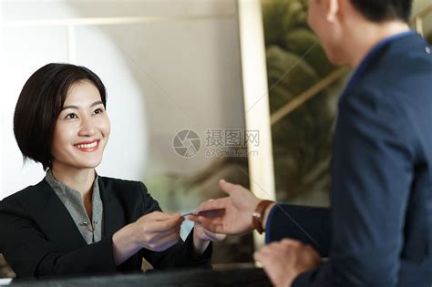 酒店前台给顾客办理入住登记高清图片下载 正版图片507653316 摄图网