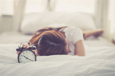 아름 다운 아시아 젊은 여자 해제 알람 시계에서 좋은 아침 깨워 최대 근접 촬영 전경 알람 시계와 수 면 휴식 및 라이프 스타일 개념 개념에 대한 스톡 사진 및 기타 이미지