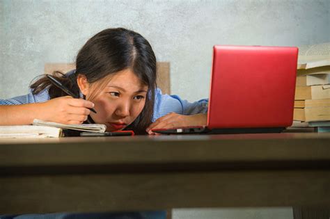 영 스트레스와 좌절된 아시아 한국 학생 여자 압도 하 고 소진 느낌이 책상에 노트북 컴퓨터와 책 더미 열심히 피곤 하 고 걱정에 고립 된 배경 걱정하는에 대한 스톡 사진 및