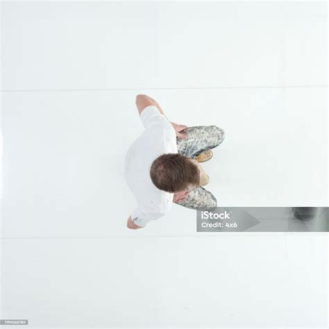 전체 길이한 사람한 사람직접 위의 보기2029 세 성인 잘 생긴 사람들 백인 남성젊은 남자 화가집 화가 흰색 배경 앞에서 앉아 있는 유니폼을 입고 20 29세에 대한 스톡