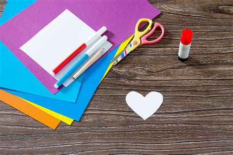 아이 게 비문 종이 항목 인사말 카드 종이 무지개 마음으로 종이 접착제와가 위 나무 테이블에 시트 어린이 예술 프로젝트 어린이 위한 공예 아이 들을 위한 공예입니다 0명에