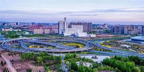 聚焦两会呼和浩特向“五宜”高品质城市迈进建设工程改造