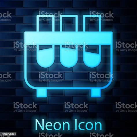 벽돌 벽 배경에 고립 된 빛나는 네온 테스트 튜브와 플라스크 화학 실험실 테스트 아이콘 실험실 유리 제품 기호 벡터 일러스트레이션 건강 검진에 대한 스톡 벡터 아트 및 기타