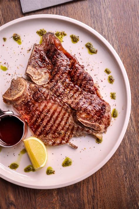 Flavorful 고기 고기 애호가 과즙이 많은 구운 그릴 나무 테이블 다육 단백질 레몬 레몬 고명 레스토랑 맛있는 맛있는 식사 미식가 바베큐