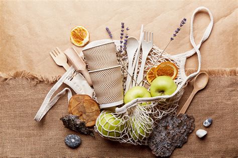 미적 자연적 친환경 개념 나무와 종이 칼 사과 나무 껍질 나무 라벤더가 있는 에코 쇼핑백 지속 가능하고 폐기물 제로이며 구겨진 종이에 플라스틱이 없는 라이프스타일 0에 대한