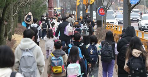 “여행 못 가면 ‘개근거지 놀림 받는 한국 아이들”…외신도 주목했다